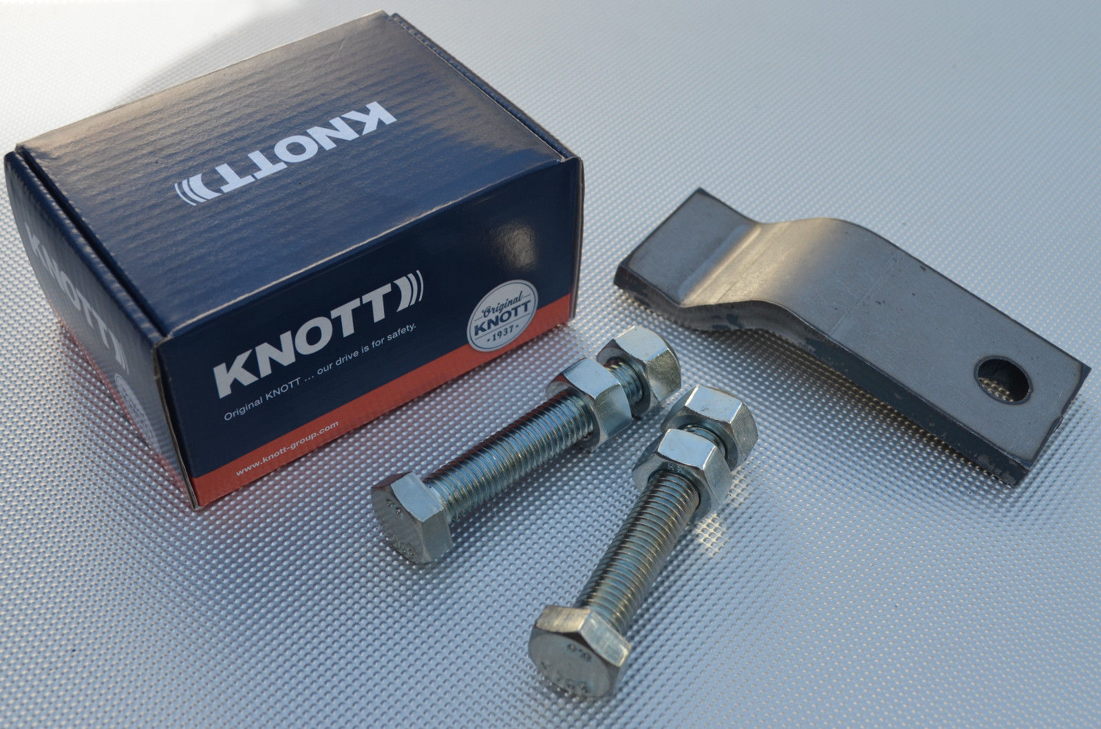 Knott Stoßdämpferhalter gekröpft 43737 mit 2 Schrauben Anhänger 990001